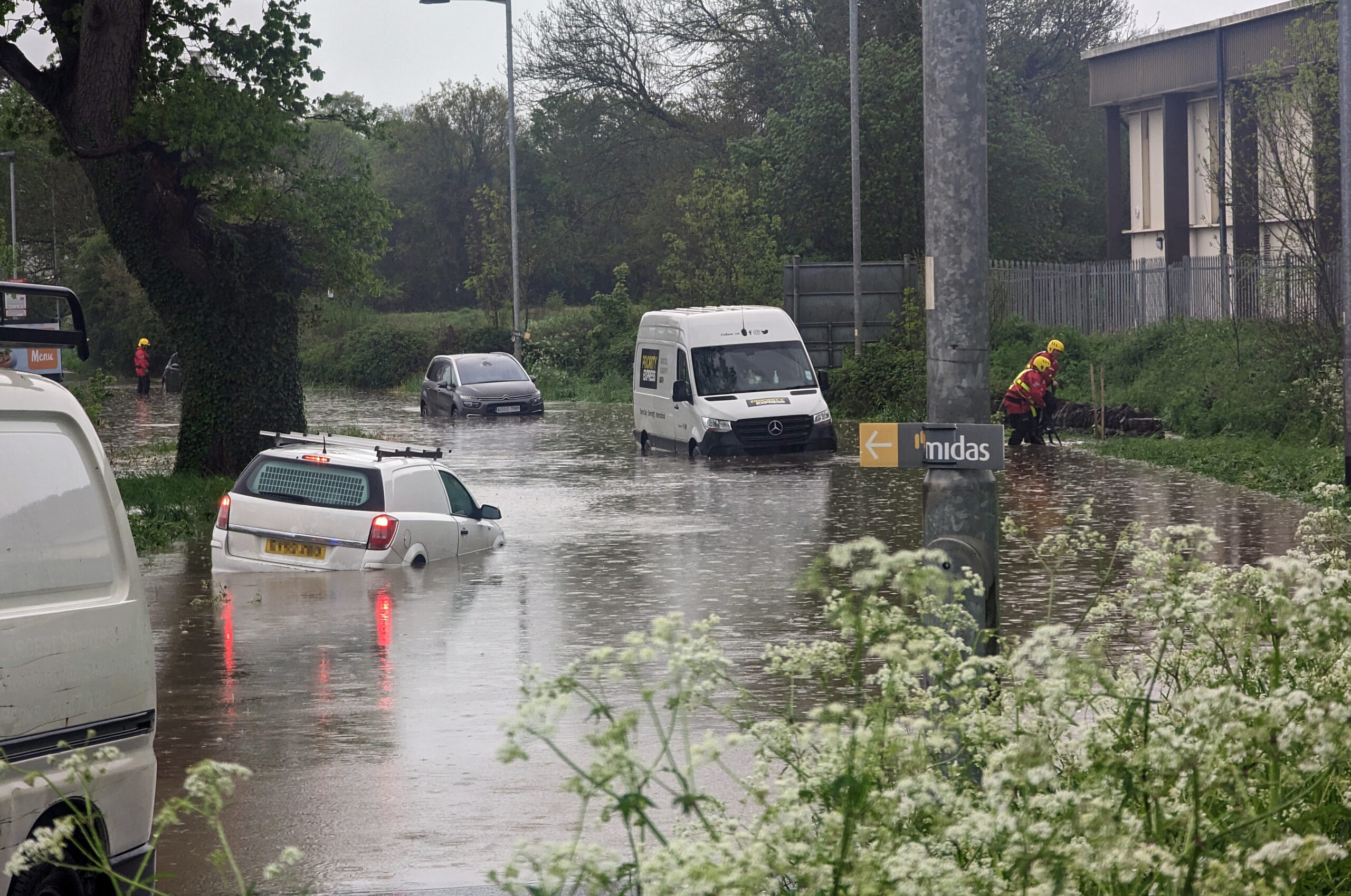 WATCH: Vehicles stuck in flood on major Wincanton road | The New ...